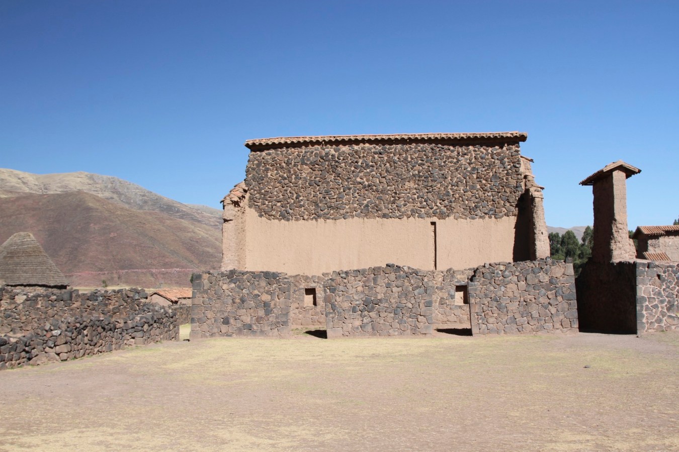 The temple complex of Raqchi – Notes from Camelid Country